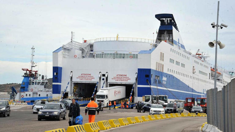 Traghetti a prezzi folli: «Mia figlia costretta a viaggiare sul ponte»