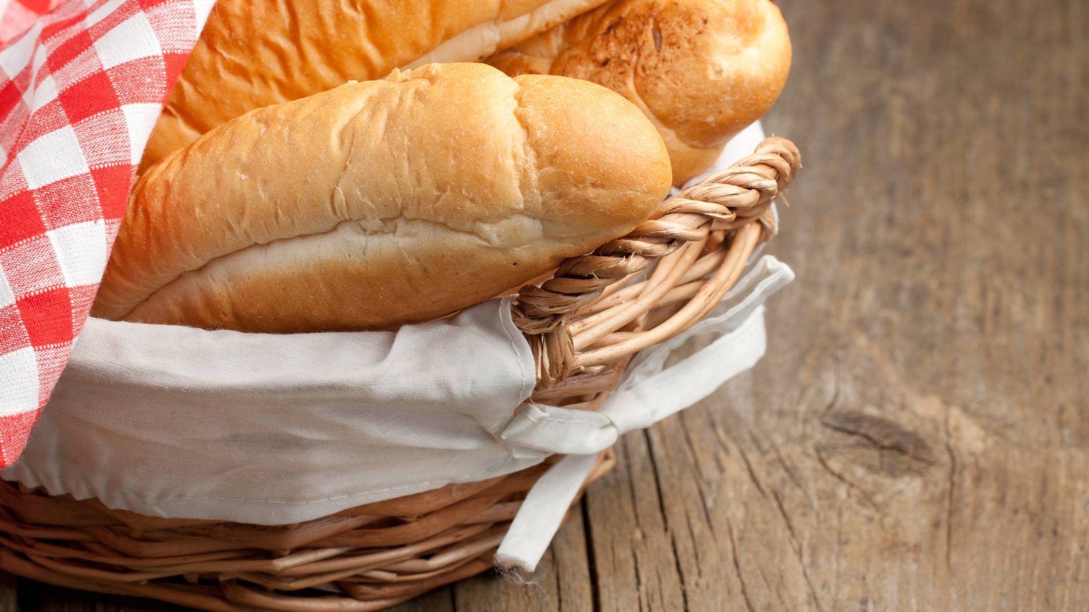 Za Husáka platili Češi za rohlík 0,20 Kčs. Dnes se za tu cenu ...