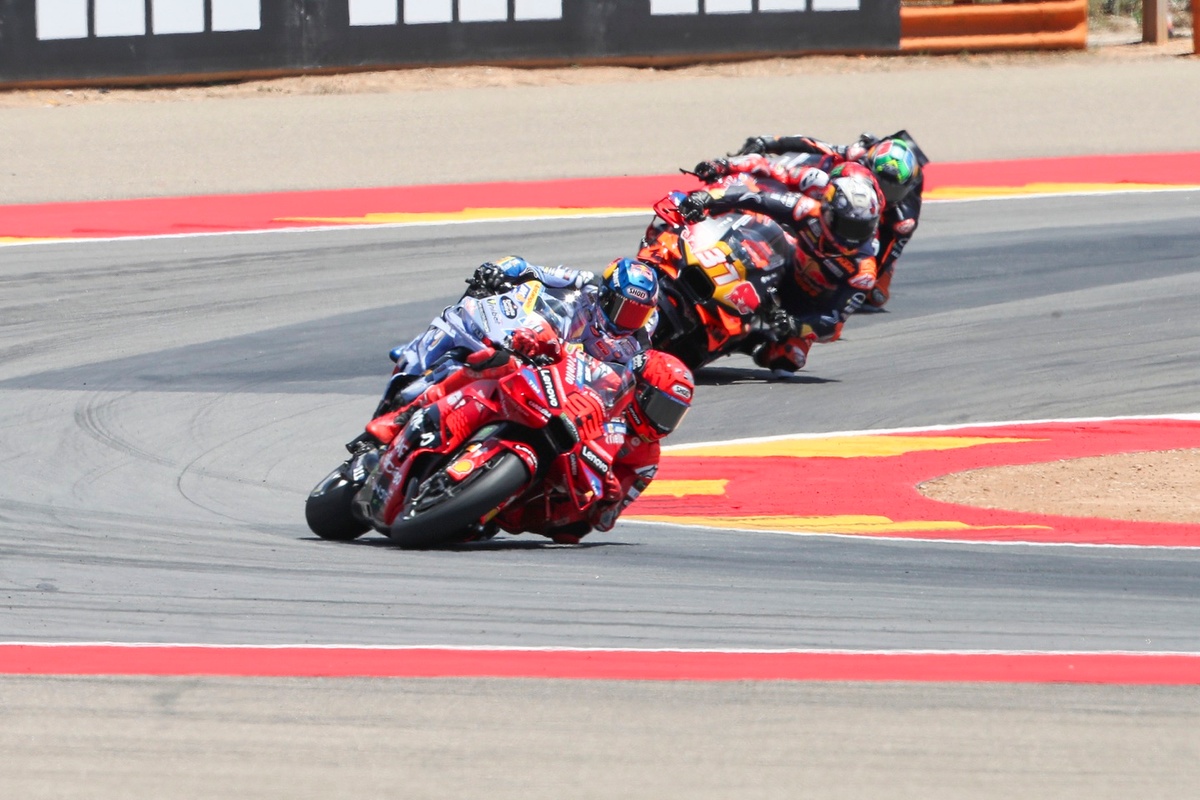 Marc Márquez domina en el GP de Aragón seguido de Alex y Bagnaia