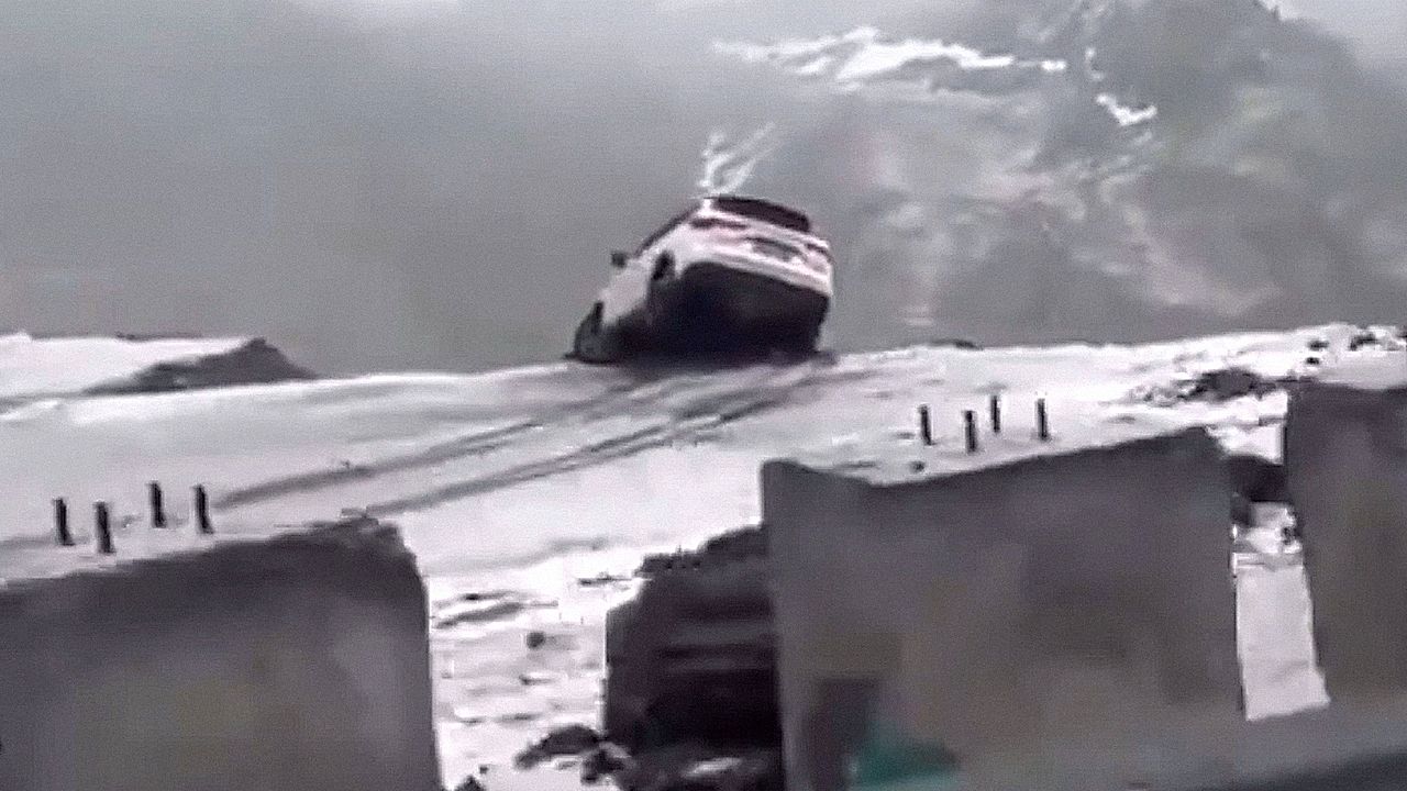 Good Samaritans rush to save two people stuck in SUV dangling over ...
