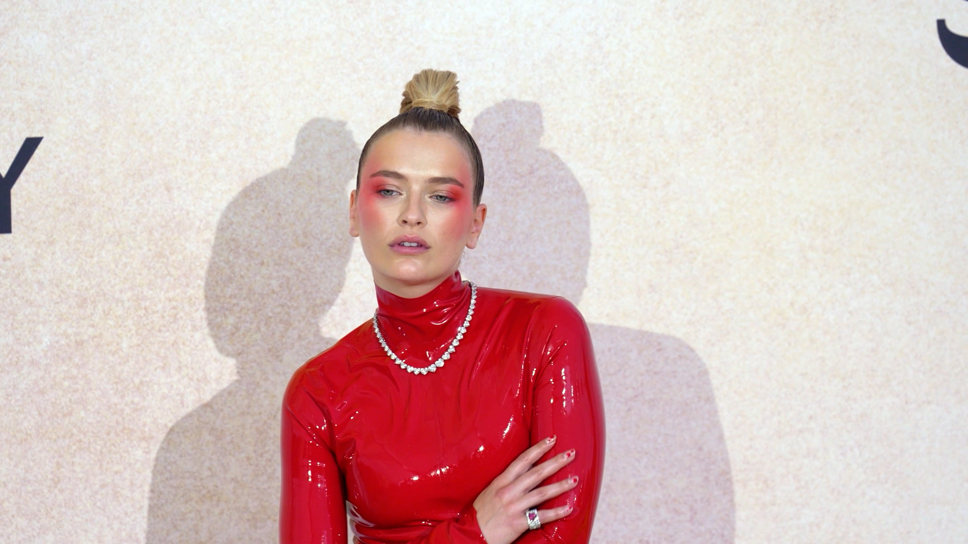 Camille Razat, estrella de Emily in Paris, habla de moda, fama y ...