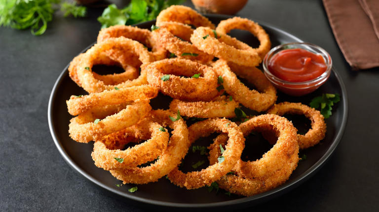 The Flour Combination That Results In The Best Onion Rings You'll Ever Eat