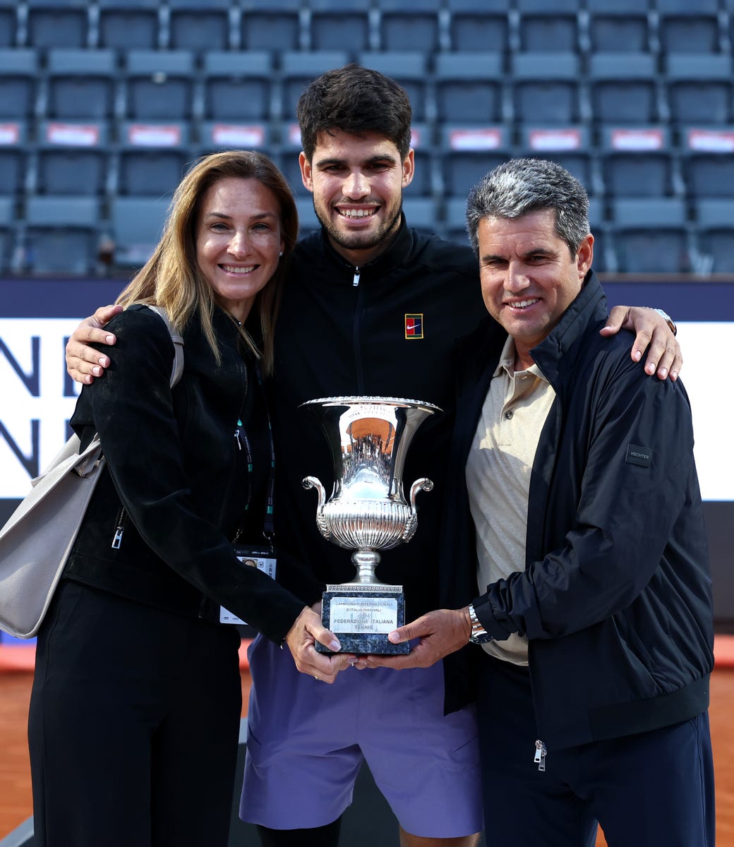 Who sits in Carlos Alcaraz’s player’s box?