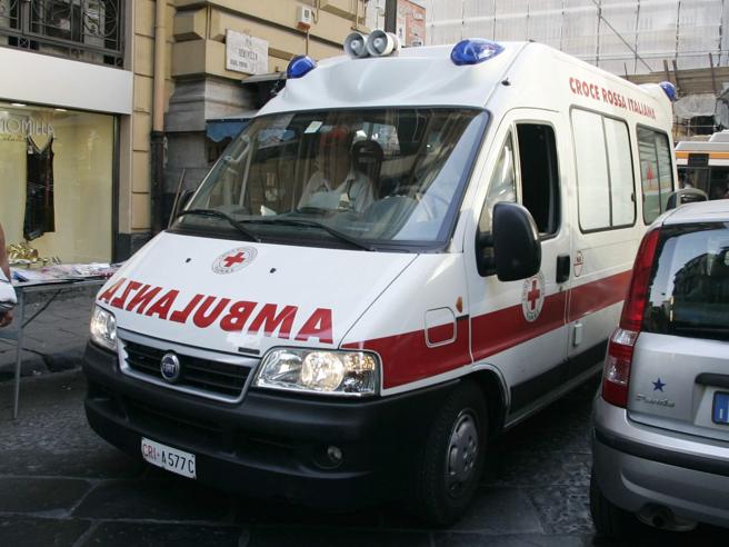 Varcaturo, terrore in spiaggia: 18enne accoltellato muore poco dopo in ...