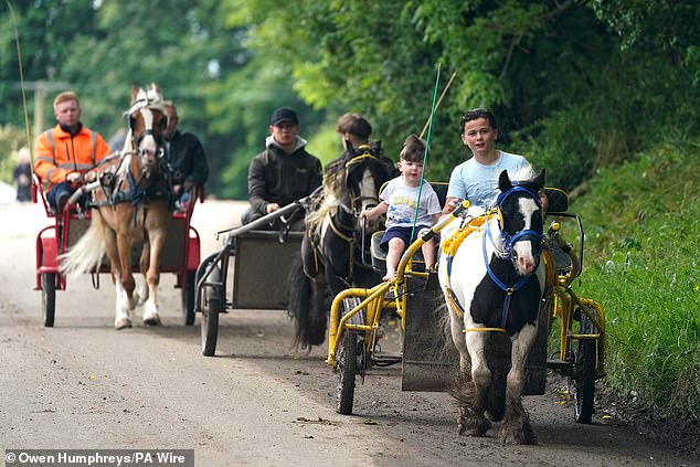 Travellers charge down streets at death-defying speed on carriages at ...