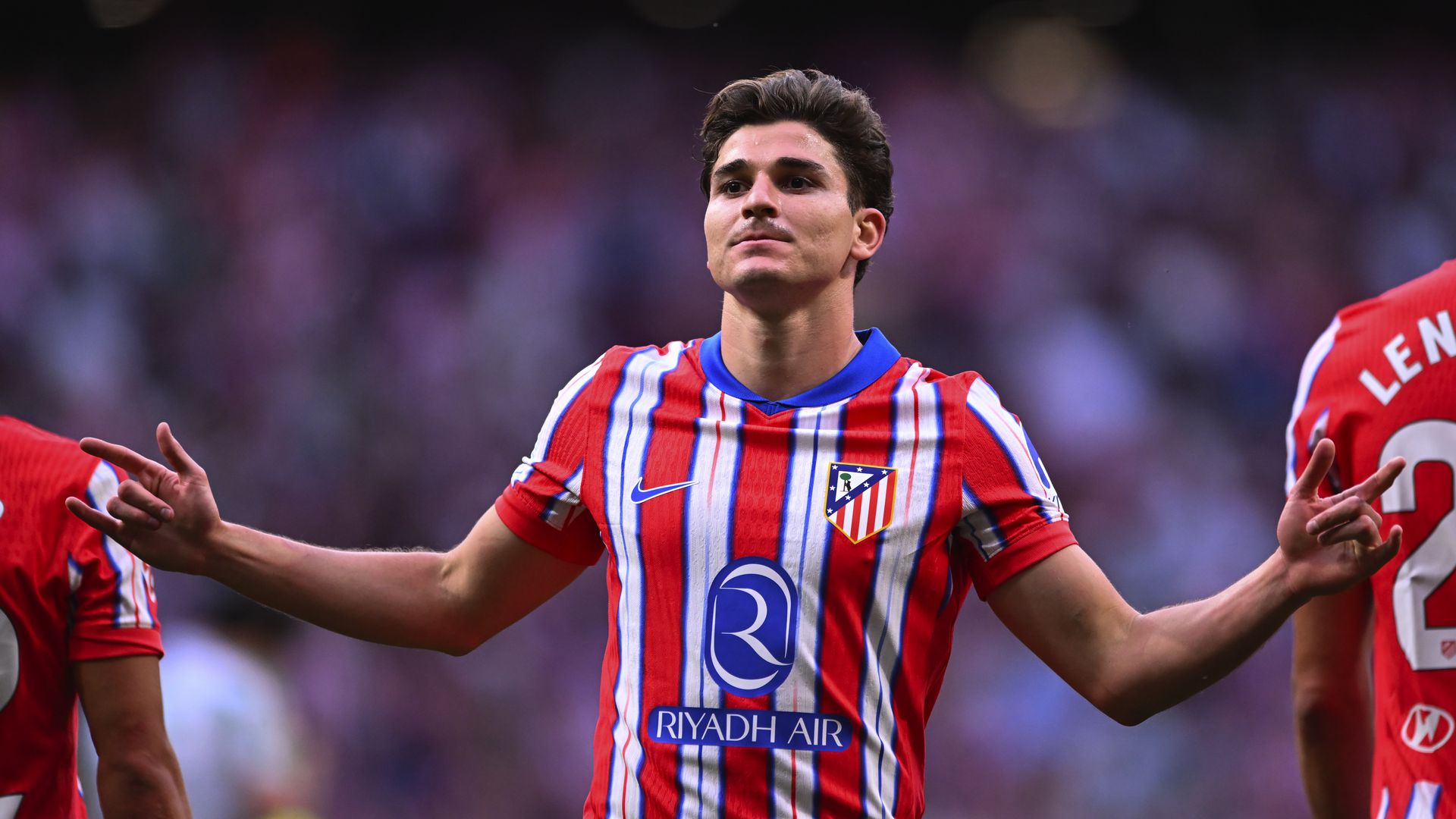 Laporta wants to sign Alvarez to be Lewandowski’s successor at Barca