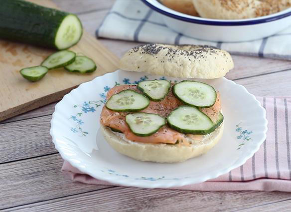 Somonlu simit, salatalık ve fromage frais