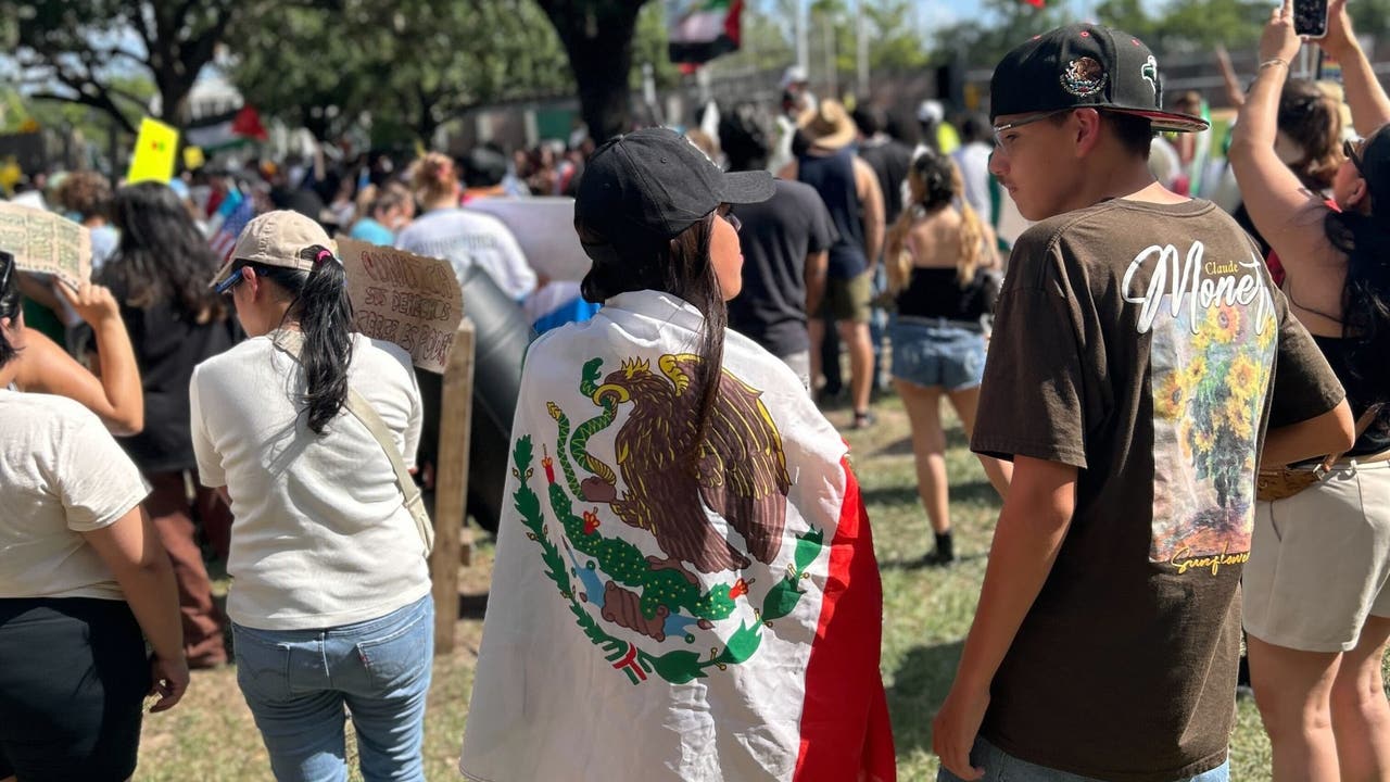 Anti-ICE protest in Houston; rally remains peaceful with hundreds of ...