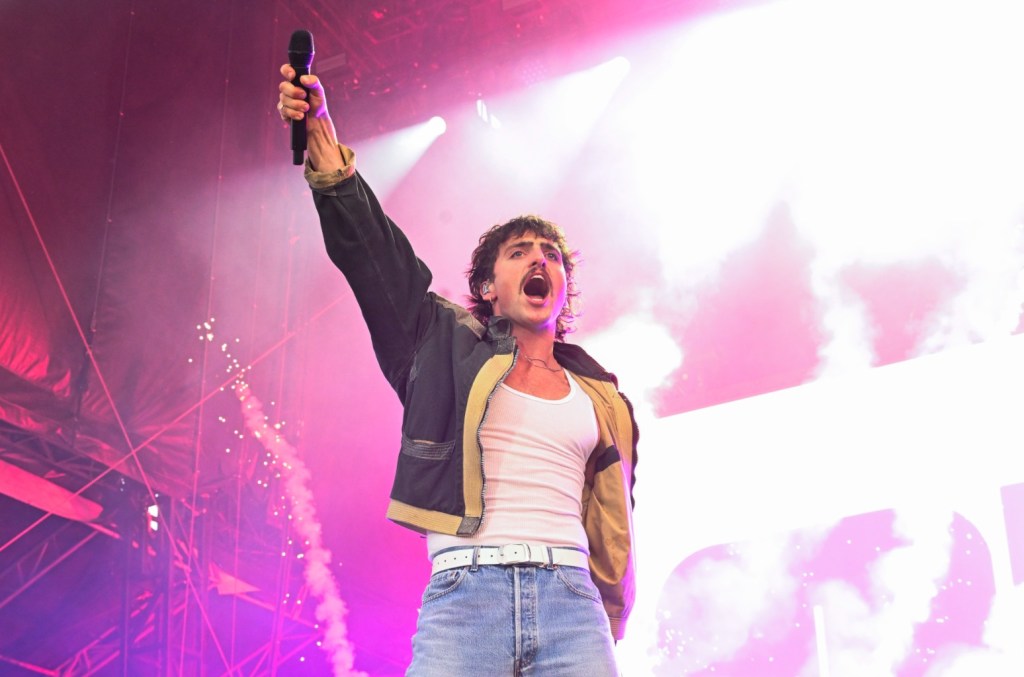 Gov Ball 2025's 10 Best Moments: RAYE Sings in the Shower, Benson Boone ...