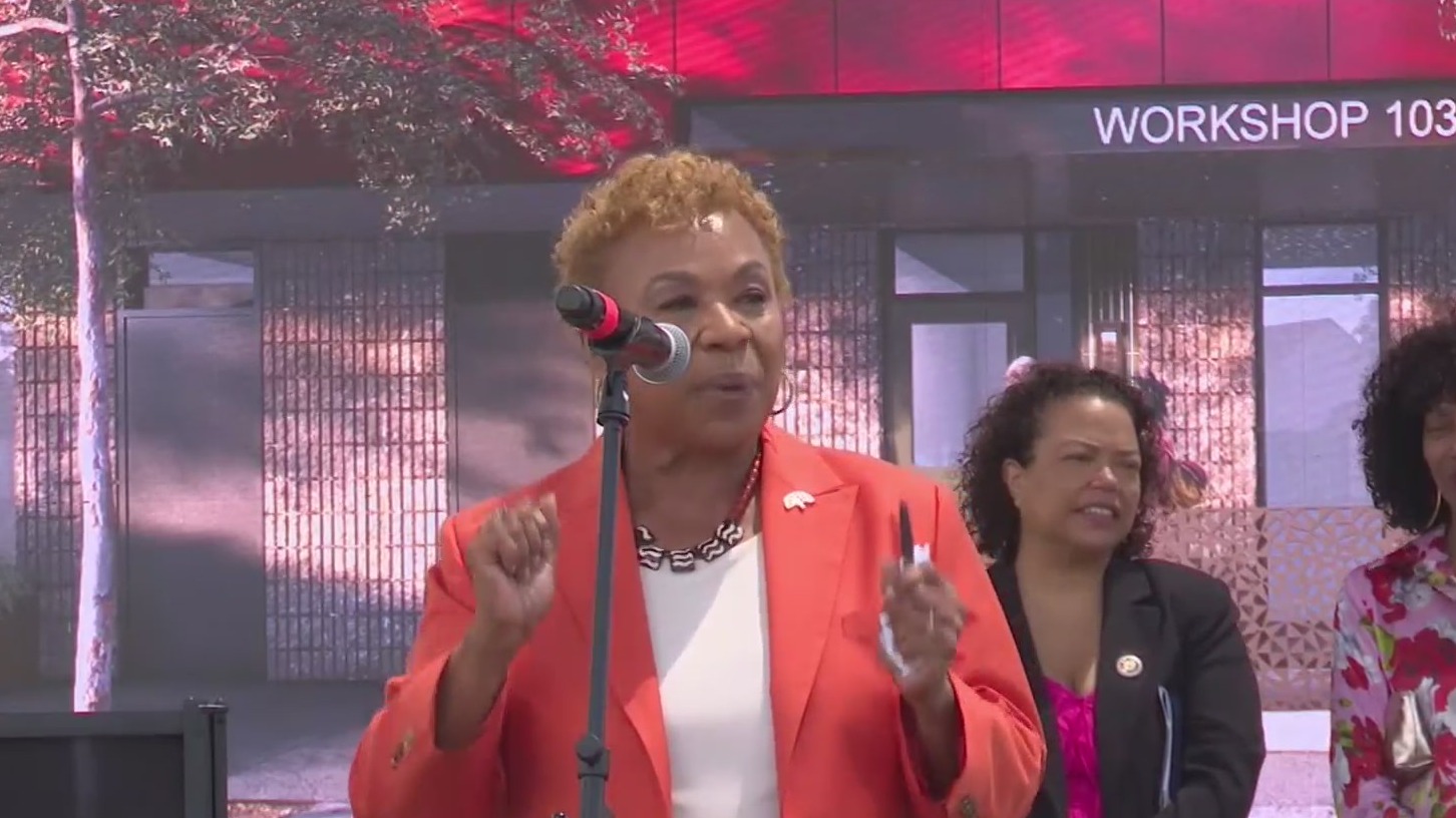 Hundreds gather for inauguration of Oakland Mayor Barbara Lee
