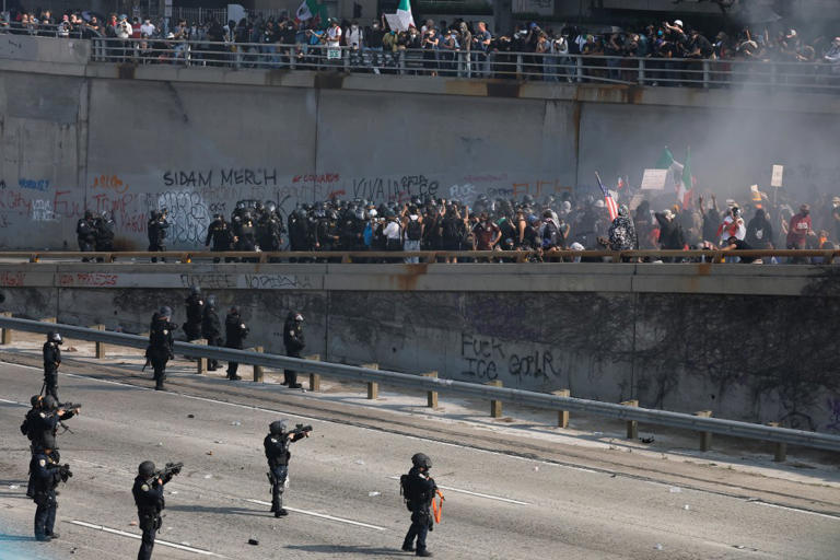 2,000 LA anti-ICE rioters takeover 101 Freeway downtown as self-driving ...