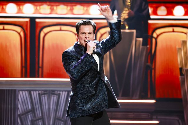 Jonathan Groff Straddles Keanu Reeves Mid-Song While Performing at the ...