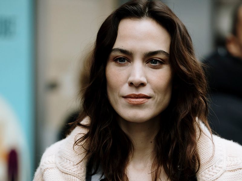 Vom Basic zum It-Piece: Alexa Chung's 12-Euro-Hack für Jacken im Sommer ...