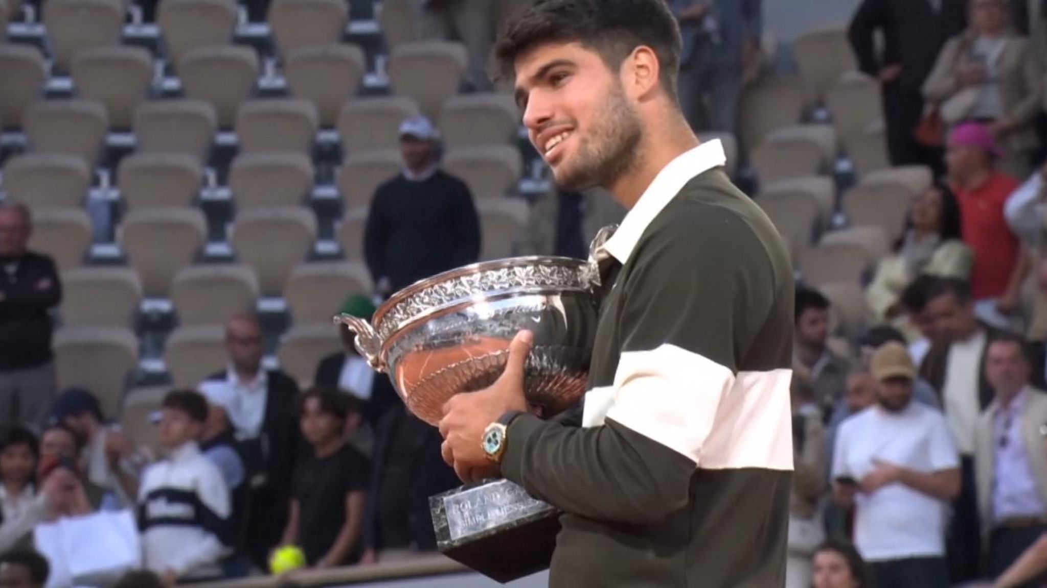 Alcaraz alza il trofeo e omaggia Sinner: "Abbiamo fatto la storia di ...