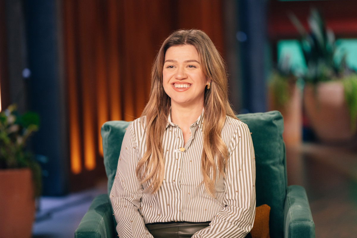 Kelly Clarkson 'Looks Incredible With No Makeup' in New Social Media Video