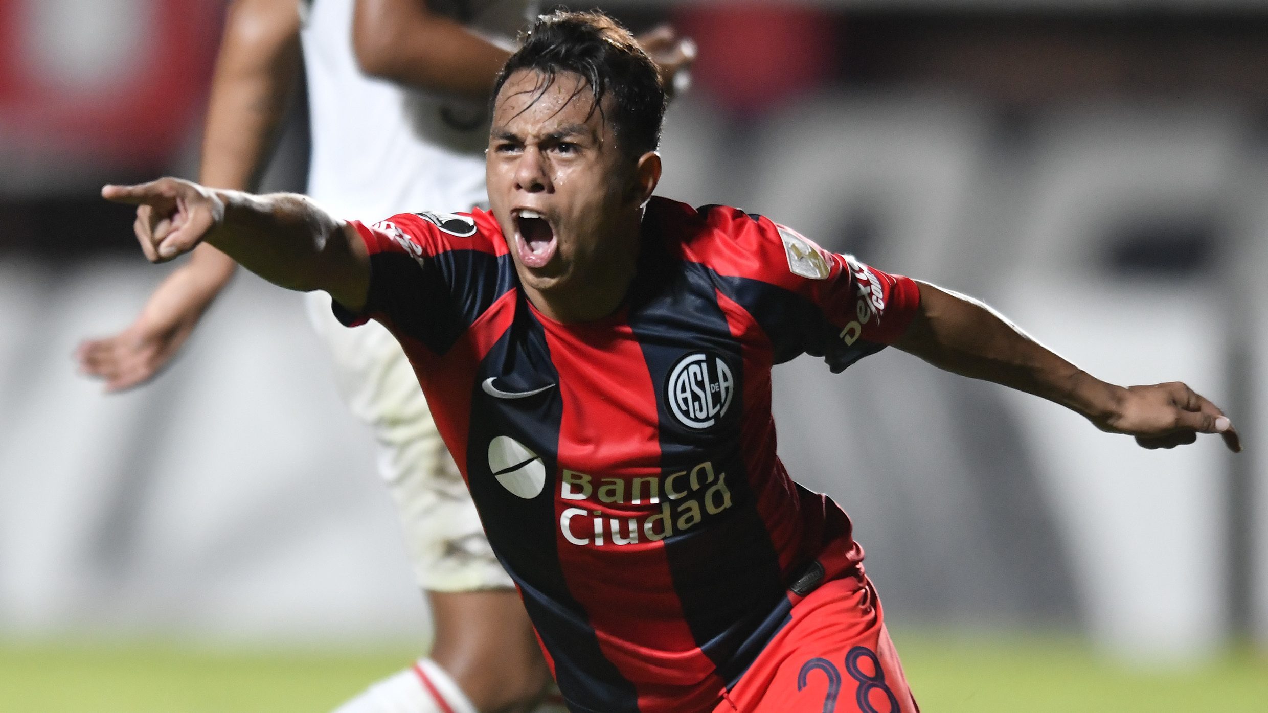 Futbolista de San Lorenzo de Almagro es herido y arrestado en partido ...