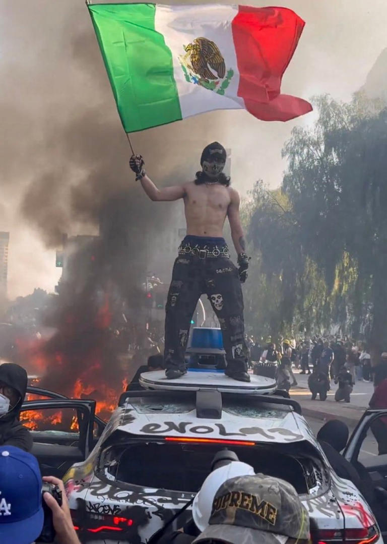2,000 LA anti-ICE rioters takeover 101 Freeway downtown as self-driving ...