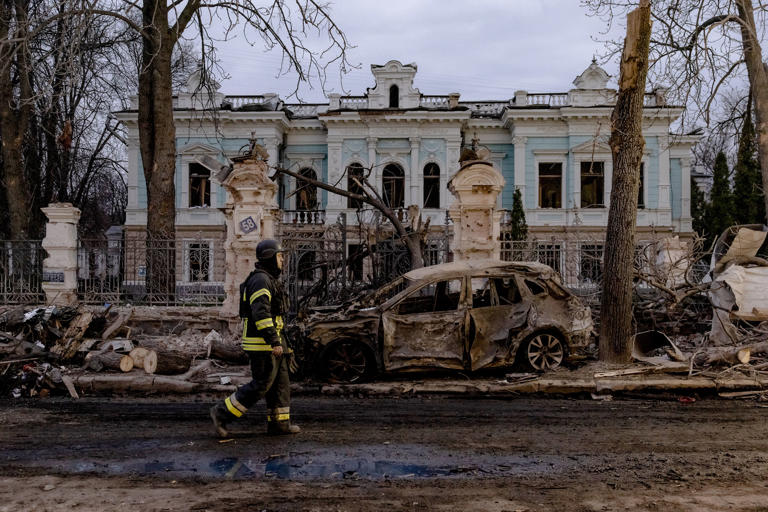 Ukraine-Russia war latest: Zelensky claims his troops ‘gradually ...