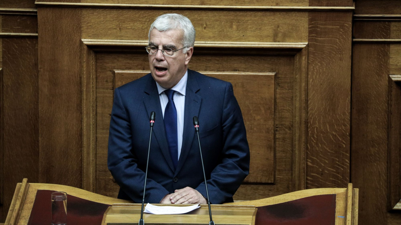 Με τρικάκια ο Ρουβίκωνας στο πολιτικό γραφείο του βουλευτή Στράτου ...