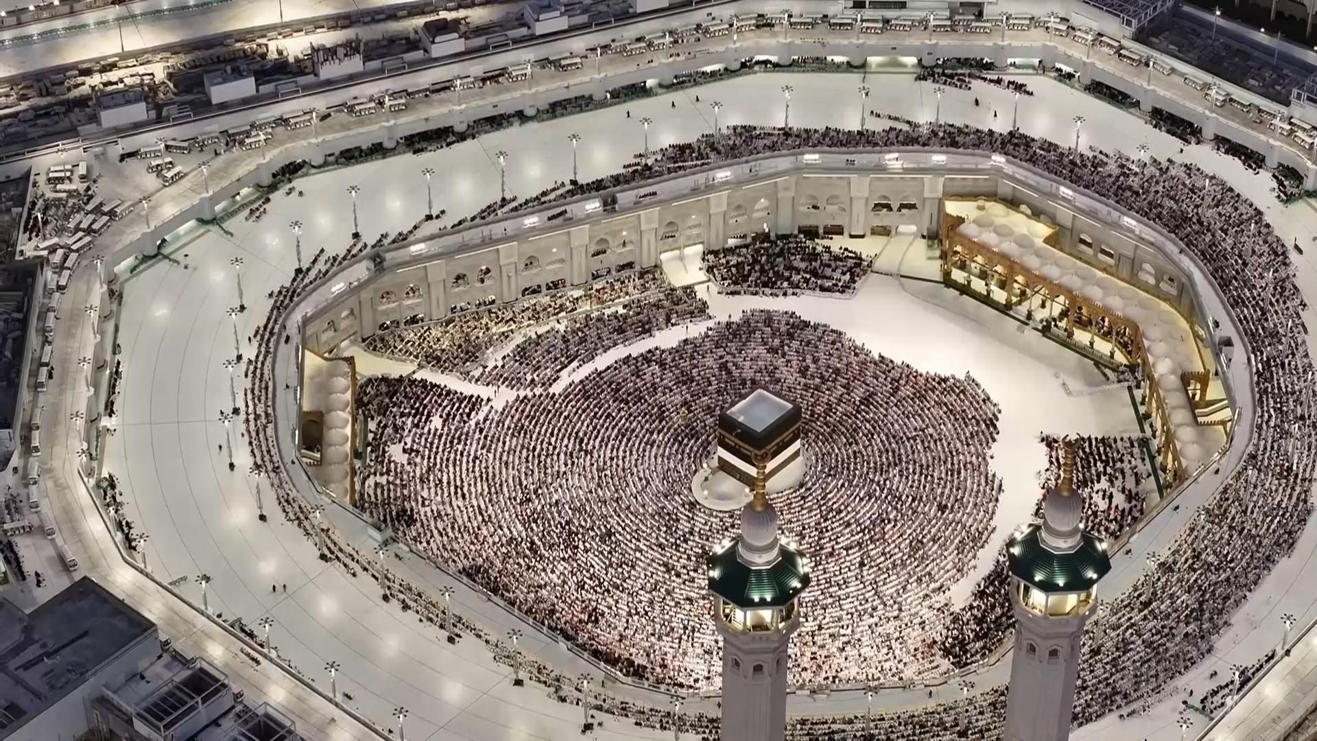 Tens of thousands of Muslim pilgrims circle Mecca's Kaaba structure as ...