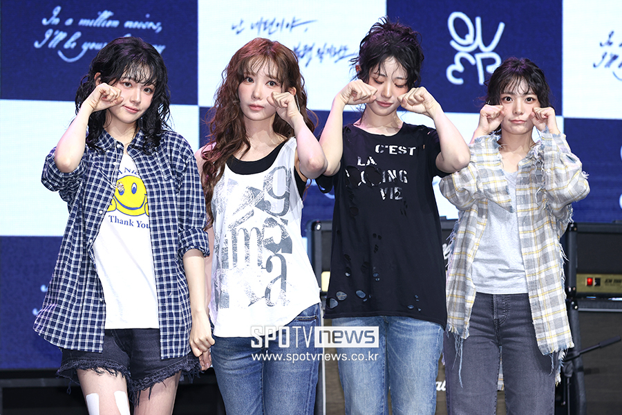 [포토S] QWER, 눈물 참기