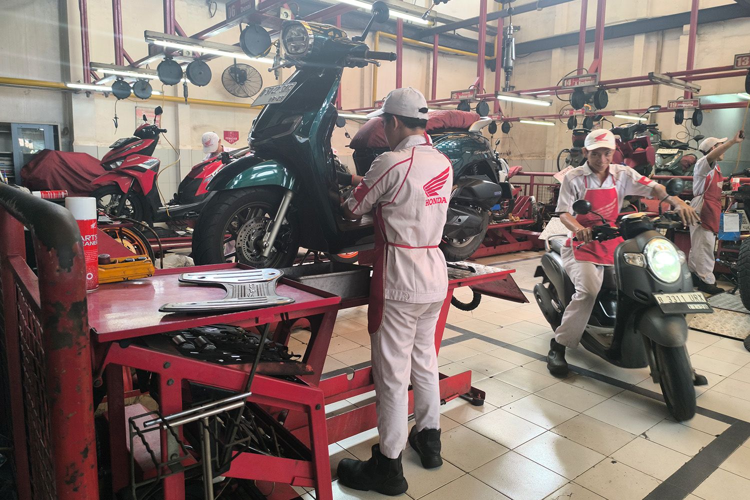 Mohon maaf, harga oli dan suku cadang motor Honda terpaksa dimahalkan ...