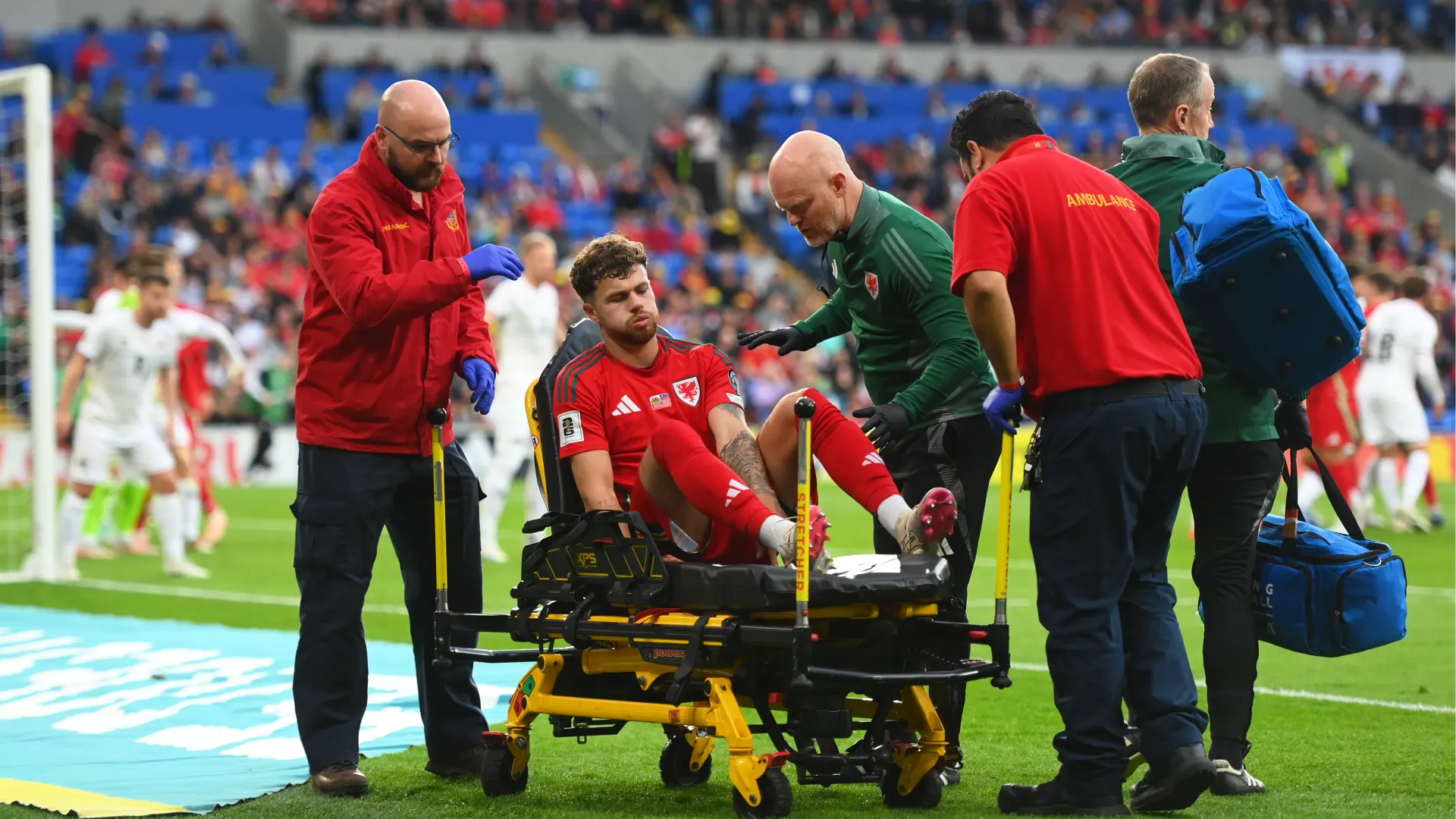 Champion wird weinend auf einer Trage vom Platz gebracht. Die Bilder