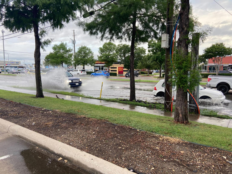 Powerful thunderstorms lash North Texas, knock out power for tens of ...
