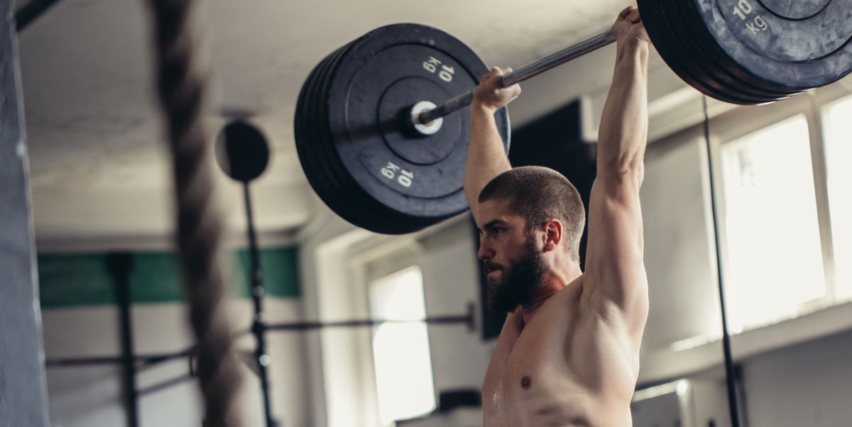 El peso promedio que los hombres pueden levantar en press de hombros