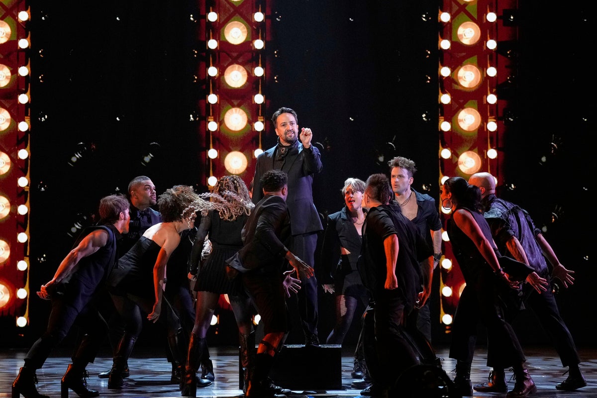 Hamilton cast reunites for Tonys performance