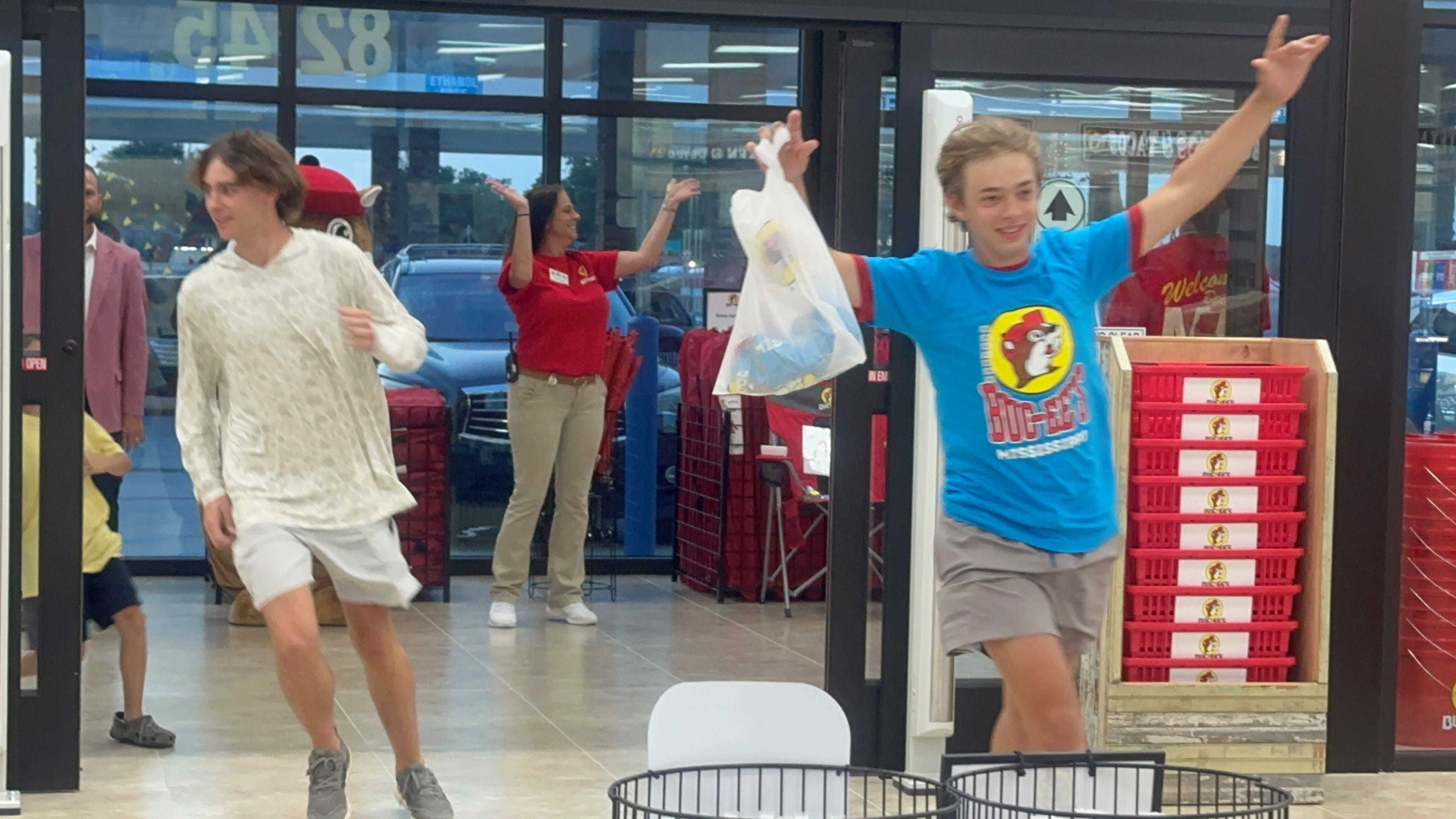 First Buc-ee's in Mississippi opens to 1,000 loyal fans lined up. See ...