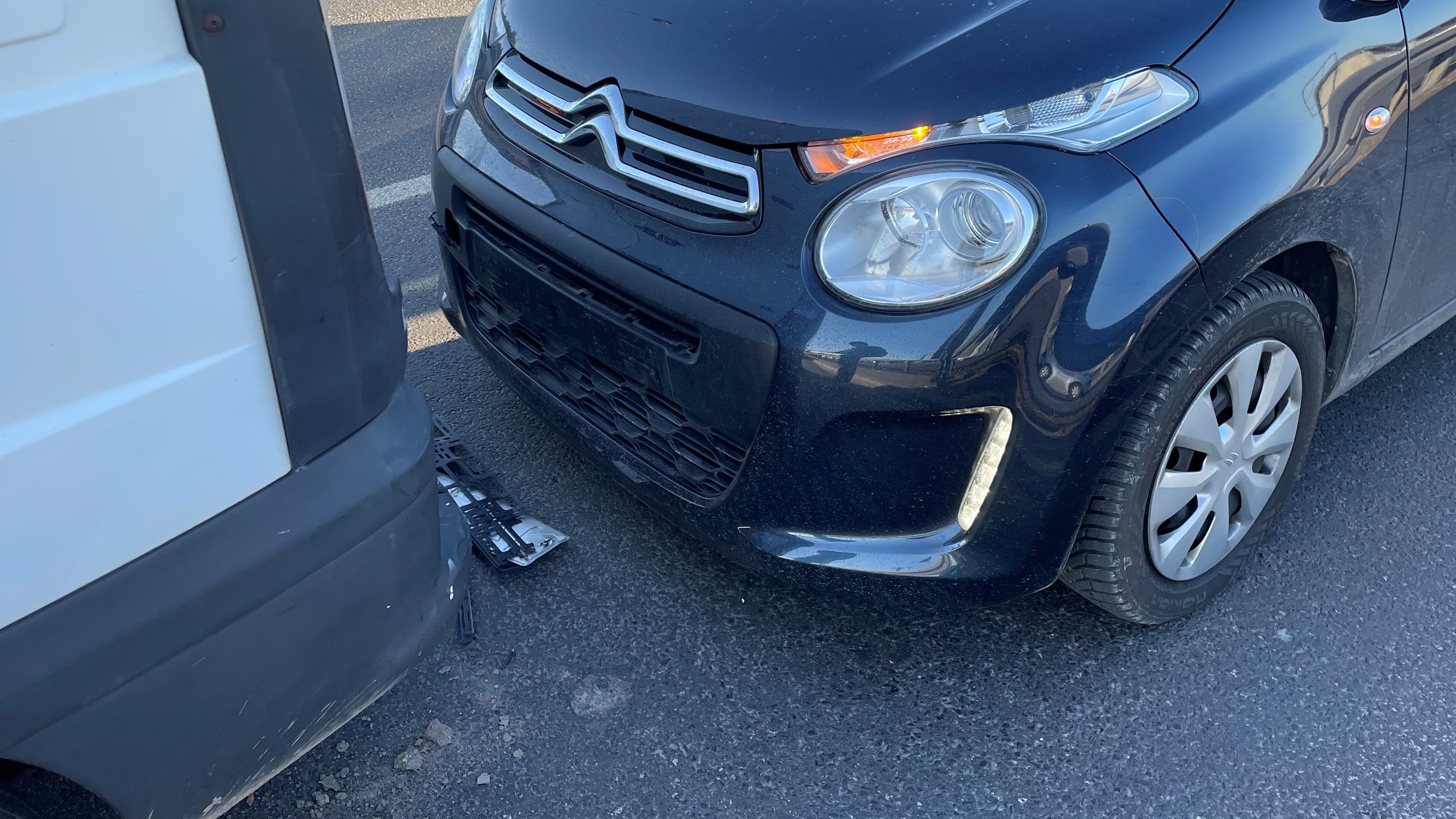 To była drobna stłuczka na parkingu. Kosztowała kierującą aż 70 tys. zł