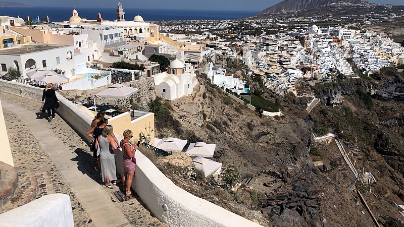 Santorini: diminuiscono in modo significativo i turisti sull'isola più ...