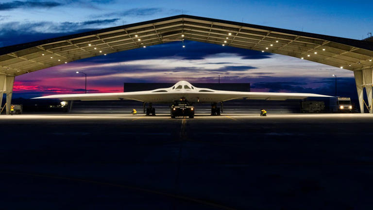 New photos of the B-21 Raider just revealed something analysts got ...