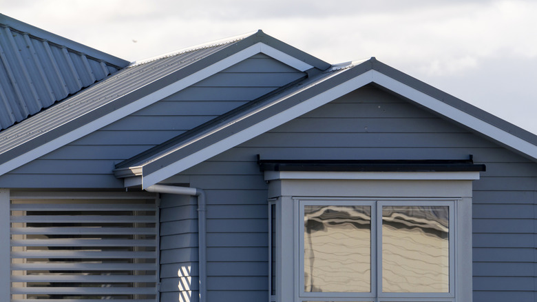 10 Exterior House Colors That Go With A Blue Roof