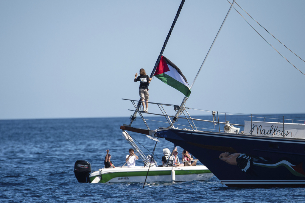 Israel afirma que barco detenido con activistas llegó a puerto israelí