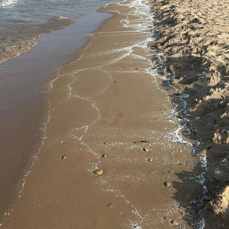 "Unknown material" prompts closure of beaches in Spain's Valencia region