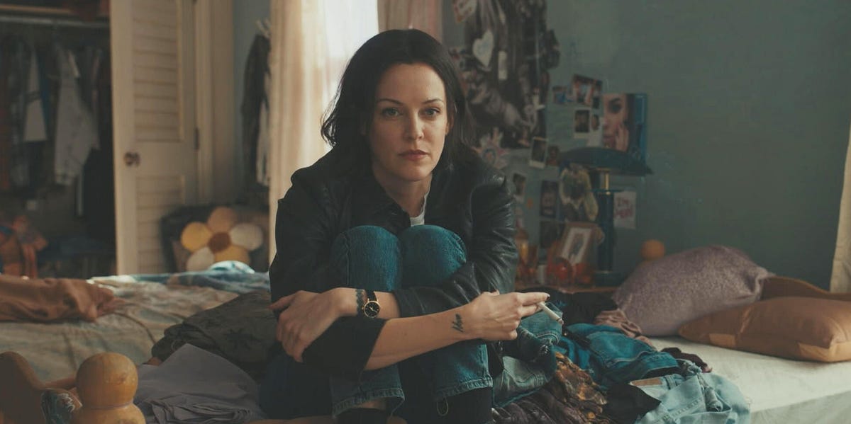 Acclaimed '90s-set crime drama "almost impossible to look away from ...