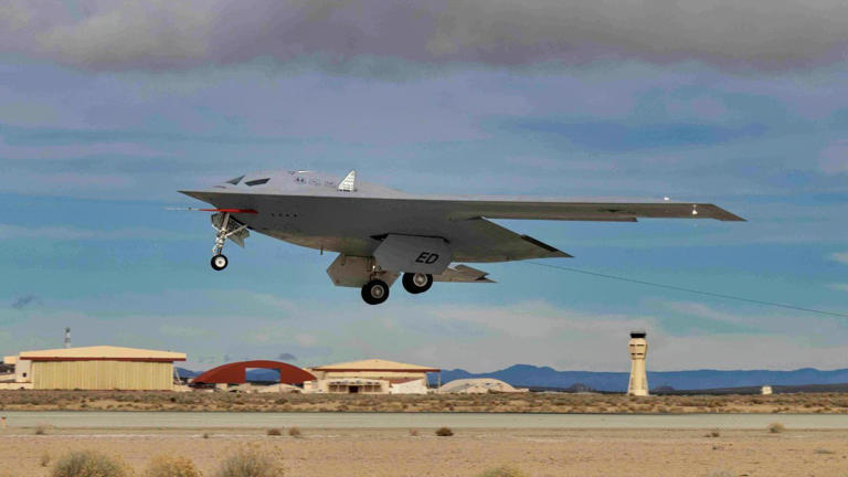 New photos of the B-21 Raider just revealed something analysts got ...