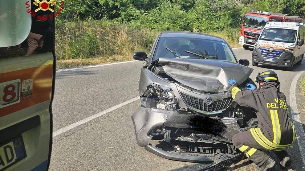 Scontro frontale tra due auto: quattro persone coinvolte