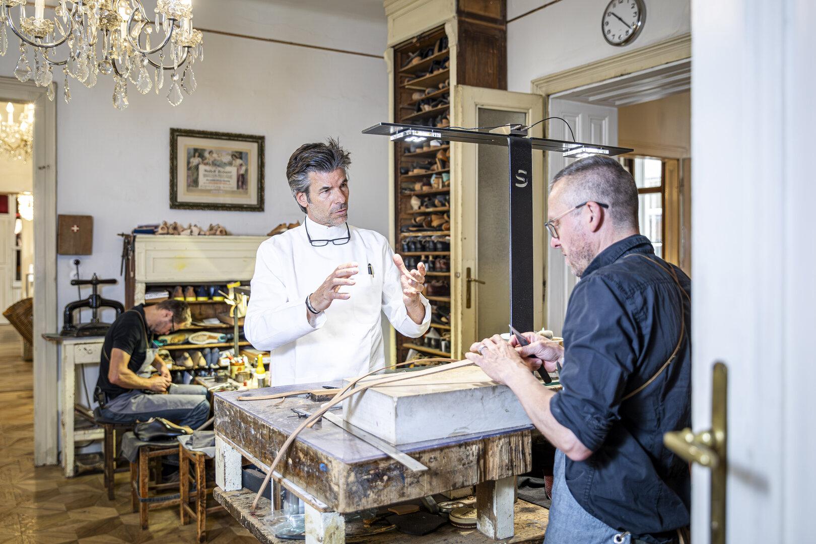 Maßschuhe als Luxusobjekt: Zu Besuch im teuersten Schuh-Labor Wiens