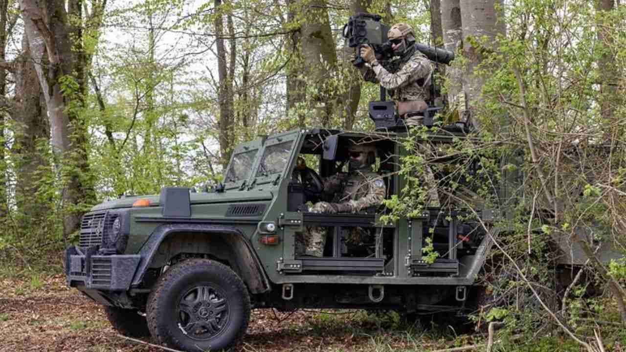 Roemenië schaft Enok AB gepantserde voertuigen aan met Spike LR2-raketten om de ...