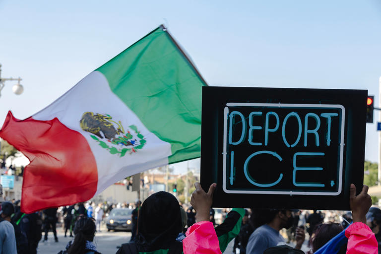 How the Mexican flag became the symbol of the LA protests