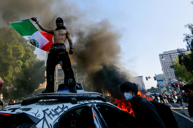 How the Mexican flag became the symbol of the LA protests