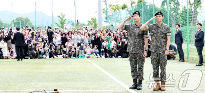 [뉴스1 PICK]BTS RM·뷔, 군 복무 마치고 전역…완전체 복귀 초읽기