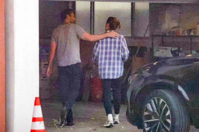 Jennifer Garner shares passionate kiss with boyfriend John Miller in ...