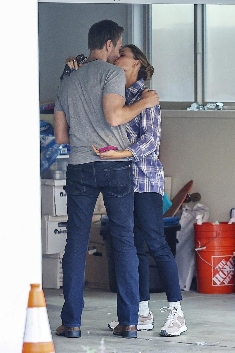 Jennifer Garner shares passionate kiss with boyfriend John Miller in ...