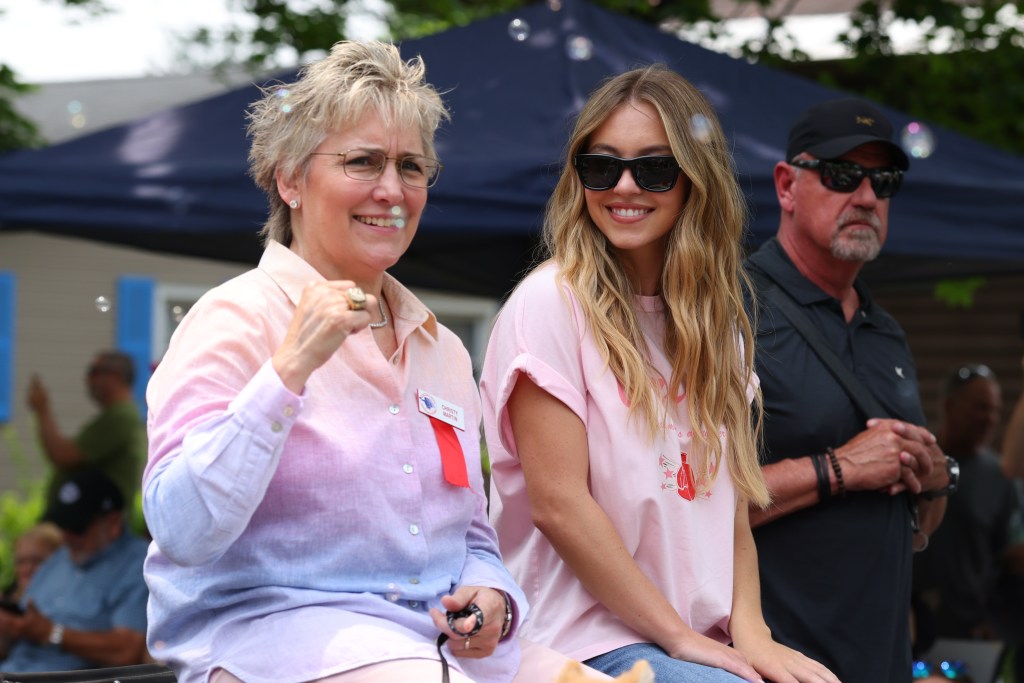 Sydney Sweeney Details "Crazy" 30-Pound Transformation To Play Christy ...