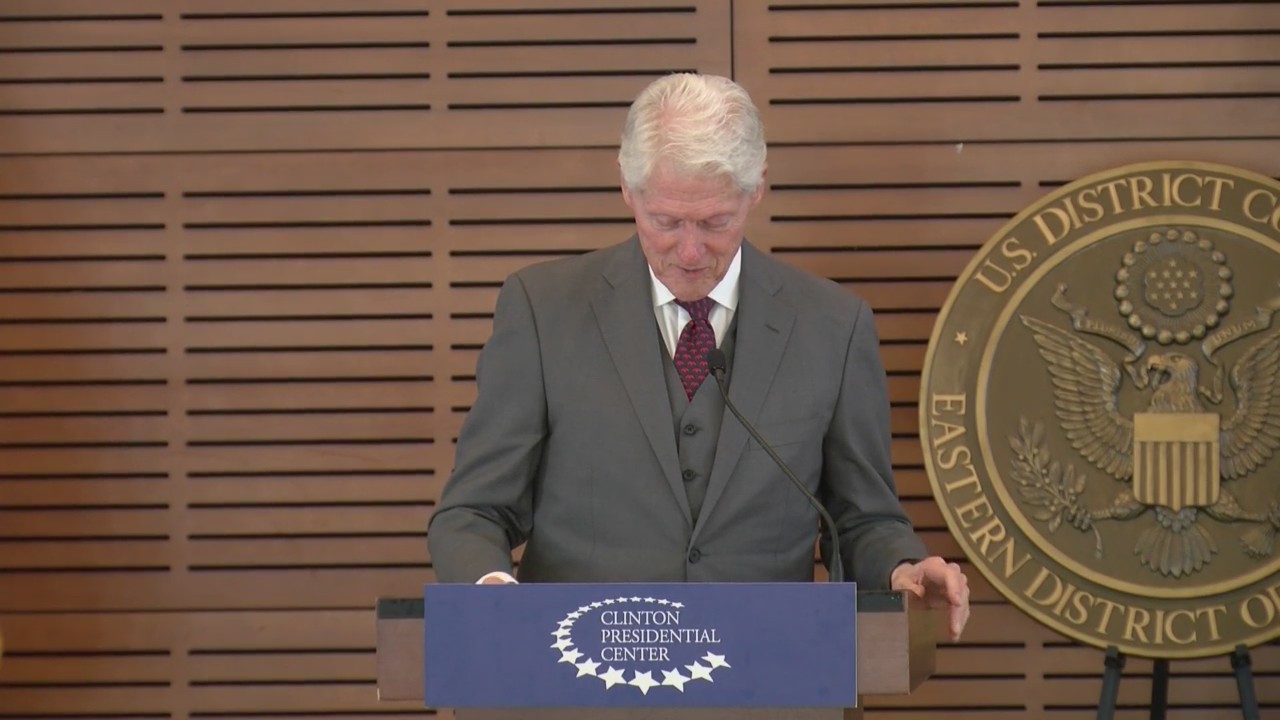 Naturalization ceremony at Clinton Presidential Library, 39 new ...