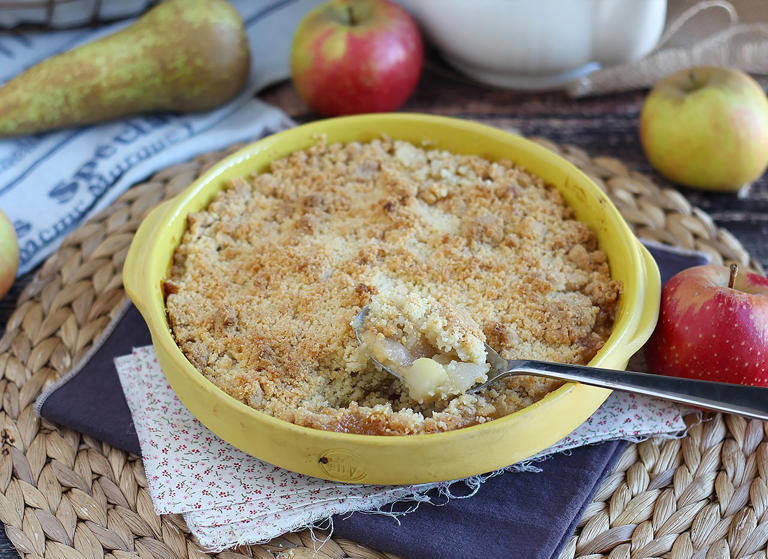 Extra crunchy and melting apple pear crumble